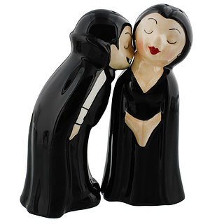 Vampire Couple Salt and Pepper Shakers | drunkMall